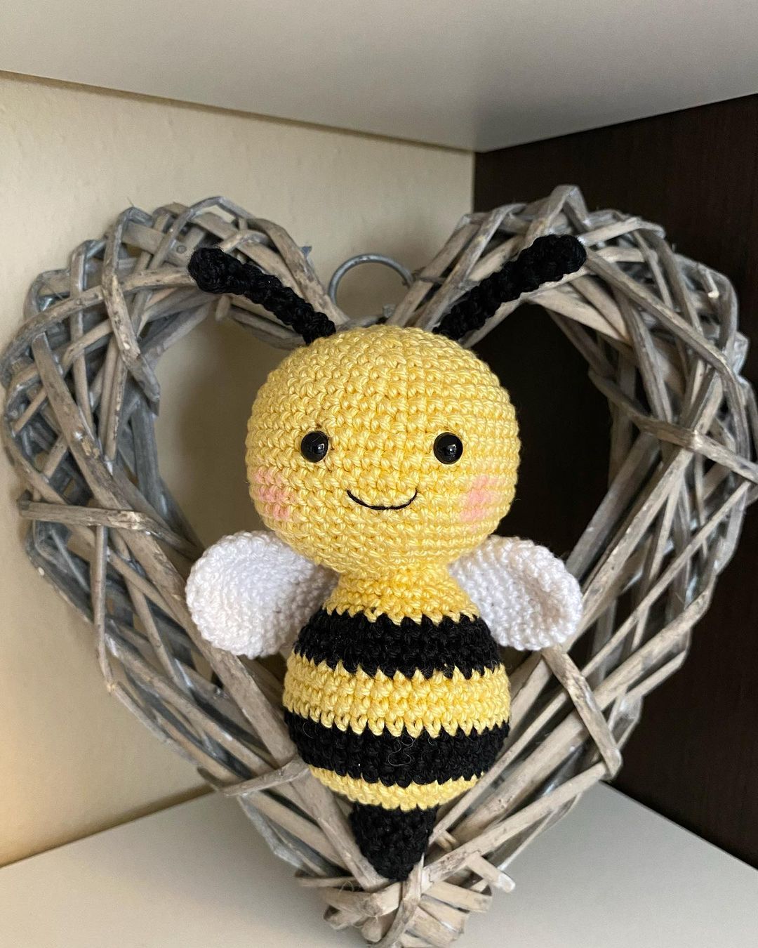Cute Crochet Bee Luna Amigurumi Free Pattern – Amigurumi